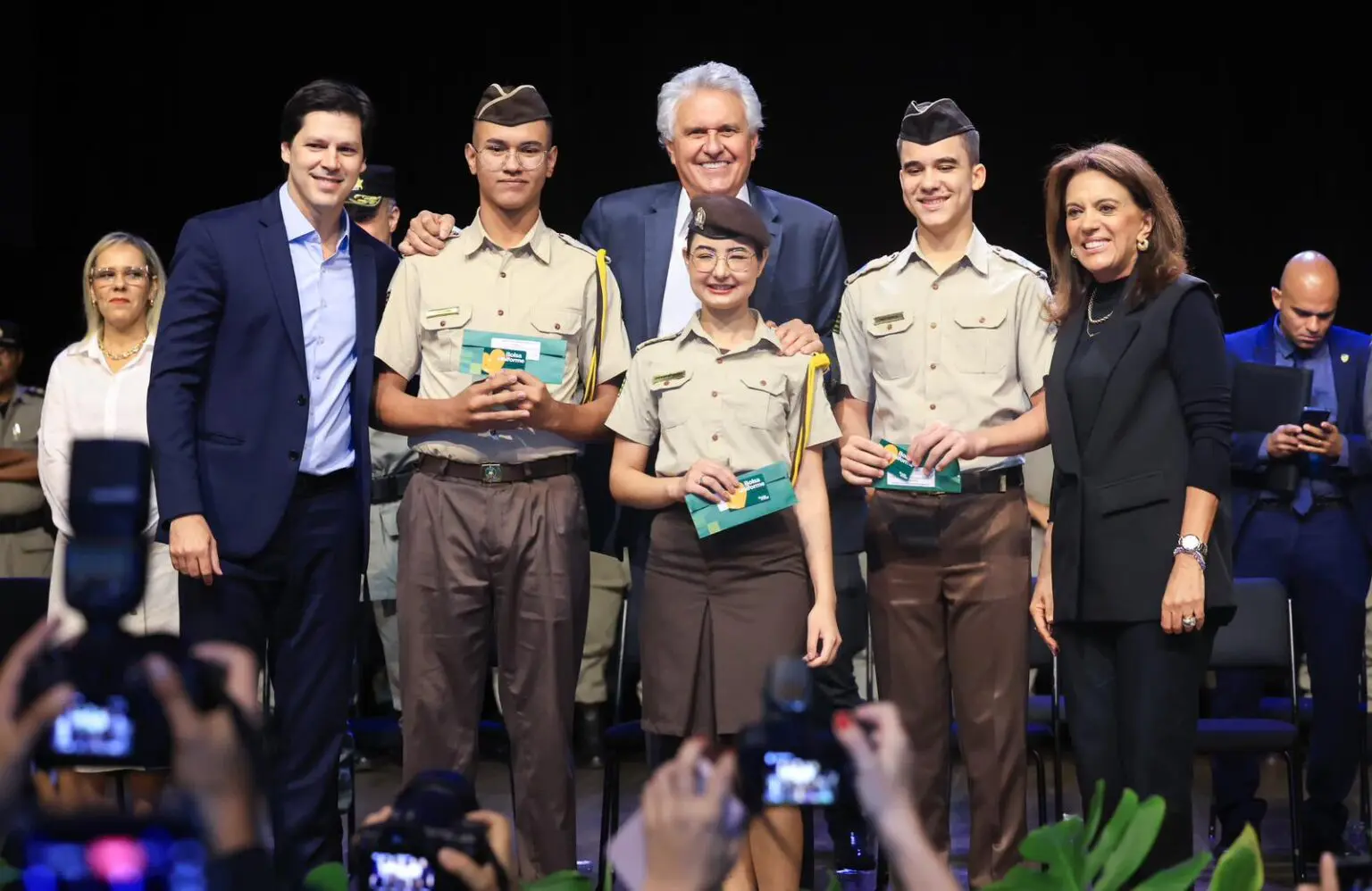 Caiado entrega cartões do Bolsa Uniforme para alunos de colégios ...